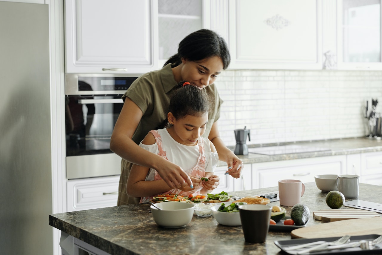 How to Teach Your Children Responsibility in the Kitchen